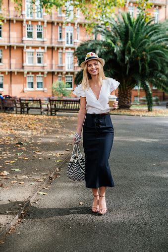 아름 다운 금발 영국 여 인의 인생에서 하루 핸드백 및 커피와 아름 다운 여자 25 29세에 대한 스톡 사진 및 기타 이미지