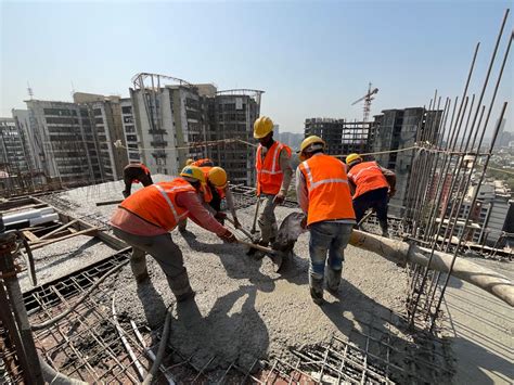 개발 건물 건설 건설 노동자 건설 현장 건축 건축 산업 고층 건물 공사 현장 남자 낮 노동 노동자 단단한 모자 도시 개발 도시 풍경 도시의
