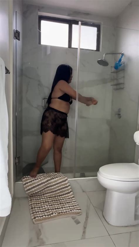 Limpiando El Baño Con Pasion