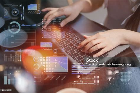 직장 컴퓨터에서 랩톱 컴퓨터에서 비즈니스 보고서를 분석하는 여성 가상 화면의 규정 준수 규칙 및 법률 규정 확인란이 있는 문서