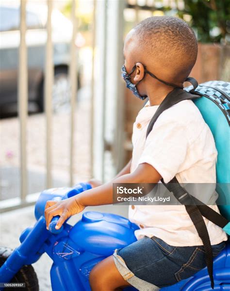 장난감 자전거를 타고 얼굴 마스크를 착용하는 어린 아프리카 소년 2 3 살에 대한 스톡 사진 및 기타 이미지 2 3 살