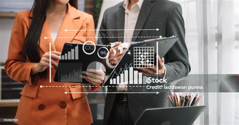 비즈니스 분석 개념이 있는 데이터 관리 시스템 비즈니스 팀은 가상 컴퓨터에서 핵심 성과 지표 및 마케팅 분석에 대한 정보를 제공합니다 2명에 대한 스톡 사진 및 기타 이미지