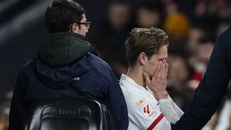 Френки де Йонг се качи на самолета с патерици и ботуш