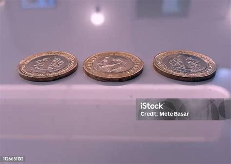 1의 3 개의 동전과 터키의 경제 개념 사진 101 소개 터키 리라 101 또는 꼬리 머리 꼬리 복사 공간 흰색 빛나는 책상 배경 설정으로 배열 0명에 대한 스톡 사진 및