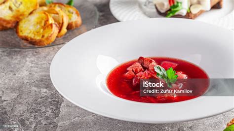 유럽 스타일의 현대 우크라이나어 요리 고기와 사워 크림보르쉬 수프 흰색 접시에 레스토랑에서 아름다운 서빙 요리 배경 이미지 복사 공간 텍스트 건강한 식생활에 대한 스톡 사진