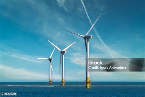 맑고 푸른 하늘과 함께 바다에 서있는 3 개의 해상 풍력 터빈 바다의 풍력 터빈 풍력발전기에 대한 스톡 사진 및 기타 이미지 풍력발전기 바다 영국 Istock