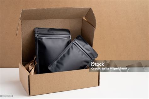 차 커피 스낵 및 화장품을 위한 검은색 패키지가 배경에 있습니다 제품에 대한 브랜딩 및 포장 모형 패킹 근접 촬영 판매용 제품 비어 있음 모형 컷아웃에 대한 스톡 사진 및