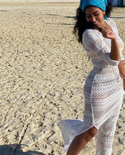 ميرهان حسين تفاجئ جمهورها بـ”كاش مايوه” مثير على شاطئ البحر صور