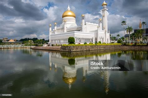 브루나이의 술탄 오마르 알리 사이 푸 딘 모스크는 흐린 날 동안 아시아 태평양에서 가장 아름 다운 회교 사원 중 하나로 간주 됩니다 건물 외관에 대한 스톡 사진 및 기타