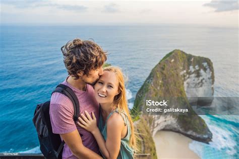가족 휴가 라이프 스타일 행복한 부부 남자와 여자는 관점에 서있다 높은 절벽 아래 아름다운 해변을 보십시오 발리의 여행 목적지 누사 페니다 섬 방문 인기 있는 장소 2명에