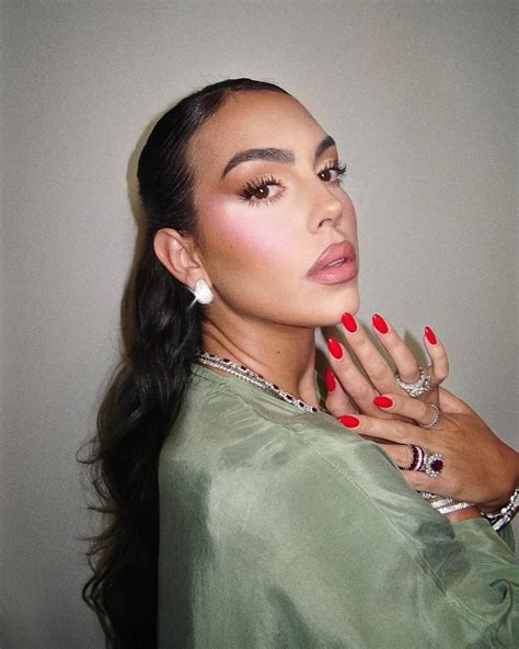 تعلمي خطوات المكياج النيود للحصول على إطلالة جورجينا رودريغز مجلة هي