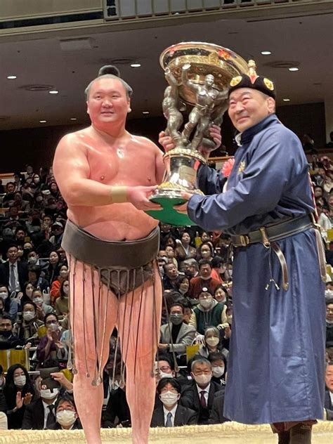 Хакүхо М Даваажаргалын зодог тайлах ёслол болж байна