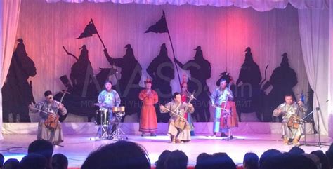 Домог хамтлагийг нутгийн ард түмэн нь уухайлан угтаж хурайлан үджээ