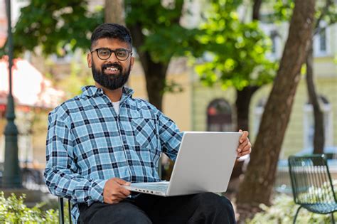 인도 남자 프리랜서 온라인 원격 작업 노트북 브라우징 웹 사이트 도시 거리에 앉아있는 20 24세에 대한 스톡 사진 및 기타 이미지 20 24세 가상현실 거리