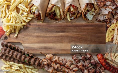 그리스 길거리 음식 자이로 슬라이스 고기 피타 빵 랩 치켄과 돼지 고기 수블라키 꼬치 오버 헤드 0명에 대한 스톡 사진 및 기타