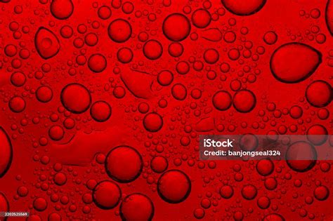 빨간 매크로 거품 배경 매크로 현미경 빨간 거품 질감 클로즈업 혈액 액체 빨간 매크로 거품 배경 유리에 빨간 물방울 추상적 인 배경 화장품 소다 탄산염에 대 한 빨간 기름