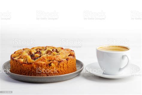 흰색 나무 테이블에 수제 무화과 파이와 커피 한 잔을 클로즈업하십시오 카피 스페이스 0명에 대한 스톡 사진 및 기타 이미지 0명 가정 생활 가정 주방 Istock