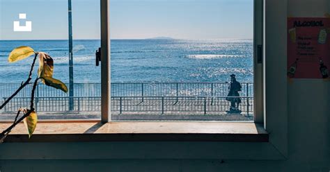 바다를 조망할 수 있는 창문 사진 Unsplash의 무료 가마쿠라 이미지