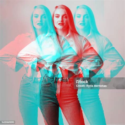 Rgb 색상 분할 효과의 클래식 의상 스튜디오 초상화를 가진 아름다운 긴 머리 여성 3차원 형태에 대한 스톡 사진 및 기타 이미지 3차원 형태 가냘픈 고전 양식