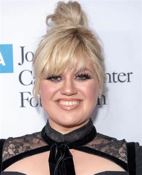13 Spectacular Kelly Clarkson Hairstyles