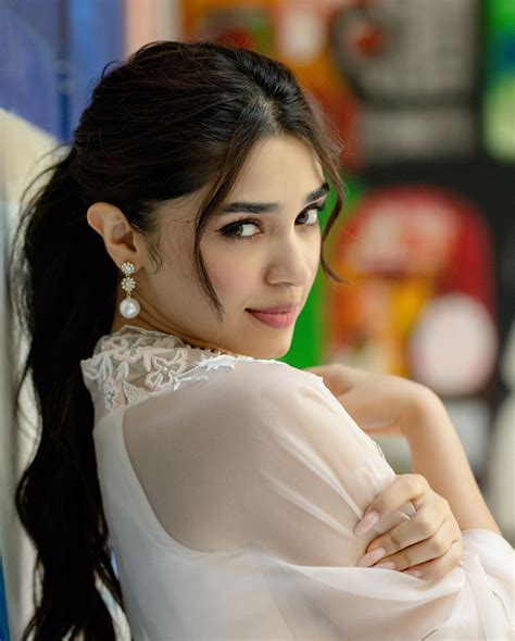 Krithi Shetty డోస్ పెంచిన బేబమ్మ వైట్ డ్రెస్‌లో అందాల జాతర