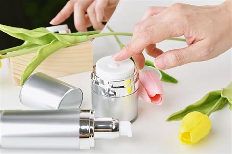 핸드 펌핑 천연 스킨케어 병 튤립 플라워 에센스가 있는 화장품 병 용기 유기농 미용 제품 컨셉 개념에 대한 스톡 사진 및 기타 이미지 Istock