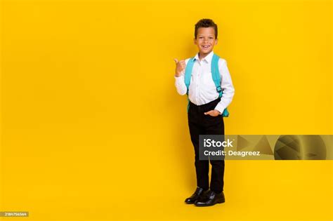 긍정적 인 사람 직접 엄지 손가락 빈 공간 노란색 배경에 고립 된 전체 길이 사진 8 9 살에 대한 스톡 사진 및 기타 이미지 8 9 살 가리키기 가방 Istock