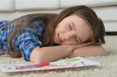 Hermosa Chica Durmiendo En El Suelo En Casa Foto Premium