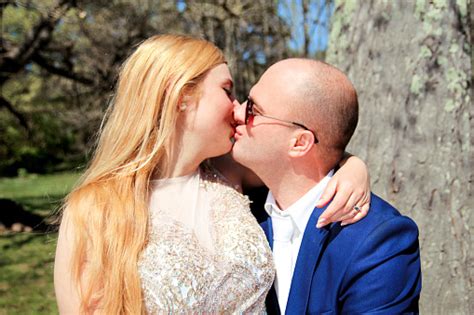 결혼식 숲에서 행복 한 웨딩 커플입니다 아름 다운 신부와 신랑의 키스 나무에 앉아 행복 한 커플입니다 유지 하 고 자연의 아름 다운 풍경을 즐길 수 웨딩 커플 2명에 대한