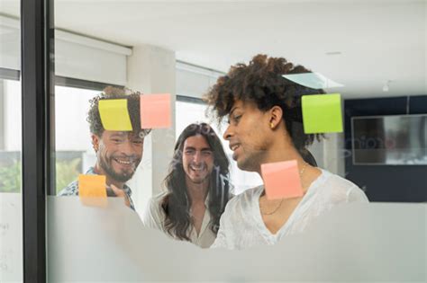 동료는 사무실 유리에 달라 붙는 메모에 주석을 달습니다 30 34세에 대한 스톡 사진 및 기타 이미지 30 34세 경영자 계획 Istock