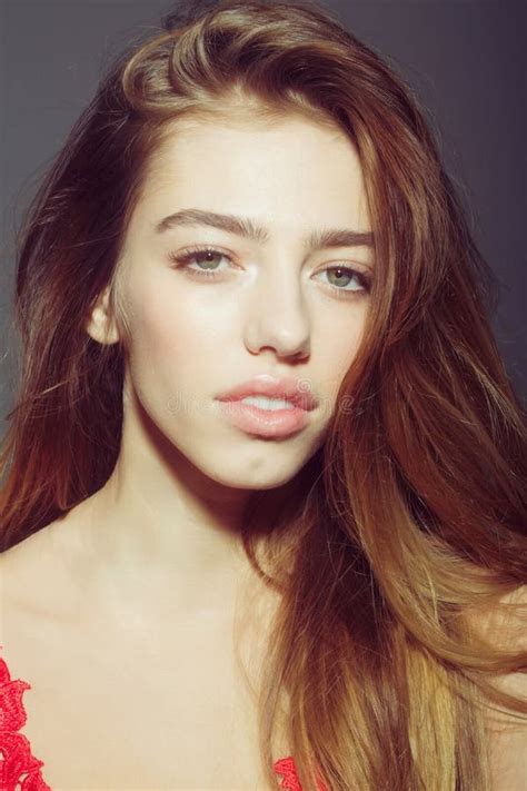 Jeune Femme Efficace Sexy Déshabillée Dans Le Bain Image stock Image