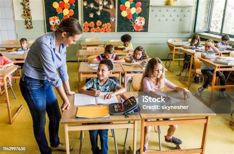 초등학교 수업 중에 선생님과 이야기 하는 아프리카계 미국인 학생 강사에 대한 스톡 사진 및 기타 이미지 강사 고등학교 이하 공부 Istock