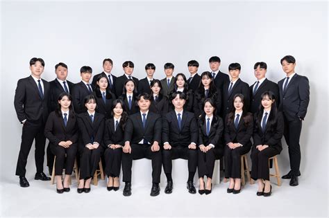 안녕 만화 지나가다 길에 노숙자처럼 널브러진 청년 발견 바로 고용주 찾아가 현란한 혓바닥 드리블로 떡실신 시키고 밀린 몇개월치 임금을 한큐에 해결해줌 청년이