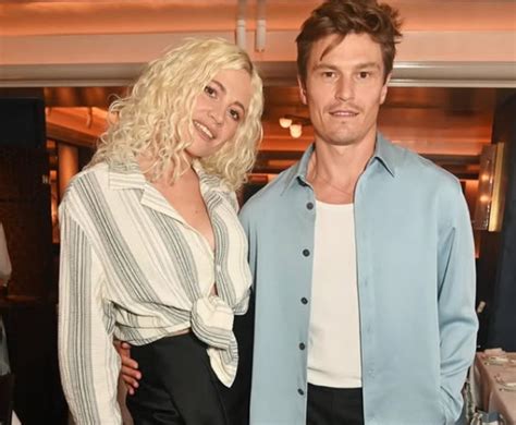 Pixie Lott Announces Shes Pregnant Live On Stage