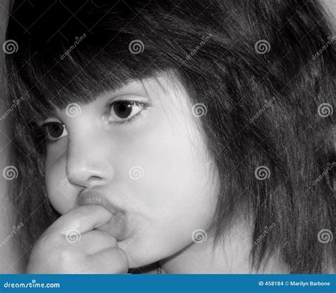 Bambina Che Succhia La Sua Barretta Fotografia Stock Immagine Di