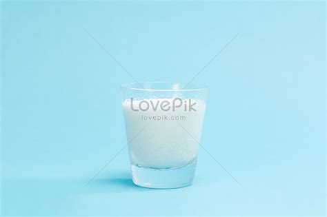 컵에 우유를 붓는 사진 무료 다운로드 Lovepik
