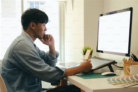 웹 디자이너 Ux Ui 디자이너는 모바일 애플리케이션 사용자 인터페이스를 디자인합니다 창의적인 계획 응용 프로그램 개발 스케치 레이아웃 와이어 프레임 디자인 사진