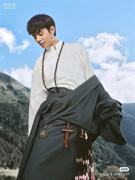 丁真ding Zhen In Tibetan Style Clothes 포즈 포즈 참조