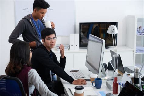 รู้จักนักสร้างและพัฒนาซอฟต์แวร์ Software Engineer Vs Programmer