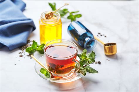 민트 잎과 꿀유리 투명 머그잔에 홍차 차 스트레스 방지 및 휴식 진정 및 활력 감기와 독감에 대한 스톡 사진 및 기타 이미지 감기와 독감 개념 건강관리와 의술