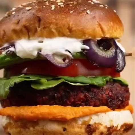 비건 퍼플 버거 패티 콩 90g 비트 뿌리 4개 밀가루 100g 귀리 플레이크 150g 훈제 파프리카 향신료 1큰술 소금 2작은술 커민 2작은술 후추 1작은술 타임 1