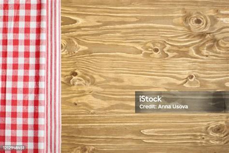 나무 테이블에 빨간 체크 테이블 보 복사 공간이 있는 배경입니다 수평 맨 위 보기 가정 생활에 대한 스톡 사진 및 기타 이미지