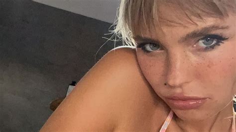 Von Wegen Herbstlaune Bonnie Strange Heizt Im Bikini Ein