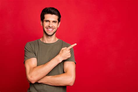 낮은 쇼핑 향신료에 손가락 빈 공간을 나타내는 마초 사람은 빨간색 배경에 고립 된 회색 티셔츠를 착용 가리키기에 대한 스톡 사진 및 기타 이미지 Istock