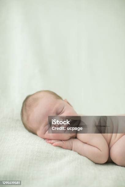 크림 색의 중립 배경에 누워 달콤한 신생아 유아 소녀의 클로즈업 0 11 개월에 대한 스톡 사진 및 기타 이미지 0 11 개월 1개월 고요한 장면 Istock