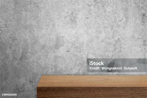 배경에 소박한 회색 치장 벽토 콘크리트 벽과 함께 제품 몽타주 디스플레이를 위한 빈 공간이 있는 갈색 나무 카운터의 가장자리 가구에 대한 스톡 사진 및 기타 이미지 Istock