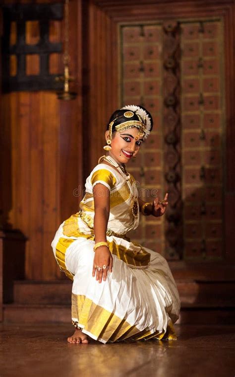 Bella Ragazza Indiana Che Balla Ballo Di Mohinyattam A Cochin Forte Immagine Stock Editoriale