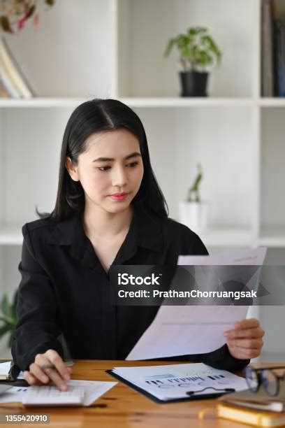 Potret Pengusaha Wanita Yang Menarik Membaca Dokumen Dan Menggunakan ...