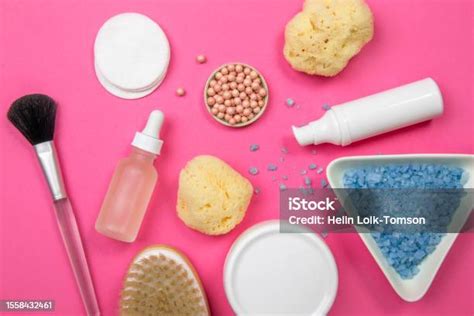 일반 미용 제품은 자홍색 배경에 병을 항아리에 담고 있다 브러시 화장솜 크림 항아리 그릇에 목욕 소금 바다 스폰지를 만드십시오 0명에 대한 스톡 사진 및 기타 이미지