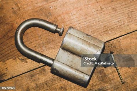 나무 테이블에 열쇠가있는 오래된 녹슨 자물쇠 빈티지 자물쇠와 나무 배경에 열쇠 0명에 대한 스톡 사진 및 기타 이미지 0명 강철 경호 Istock